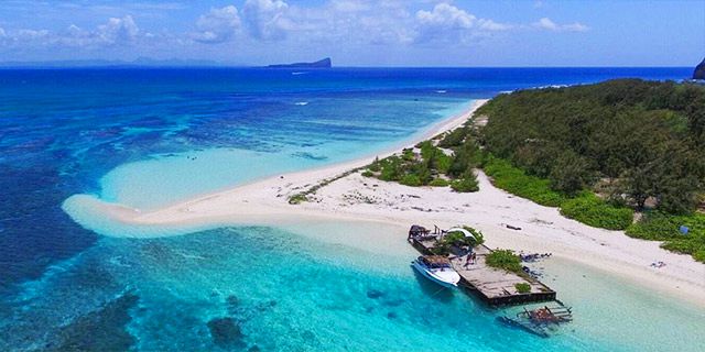 Heli-Adventure : Helicopter Flight to Flat Island with Champagne ...