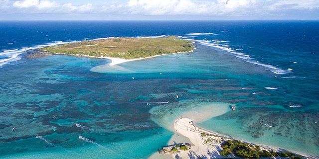 Heli-Adventure : Helicopter Flight to Flat Island with Champagne ...