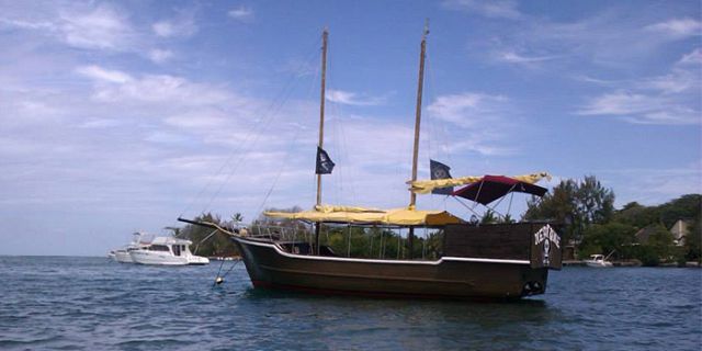Pirate Boat Cruise to Ile aux Cerfs Island From East - Mauritius ...